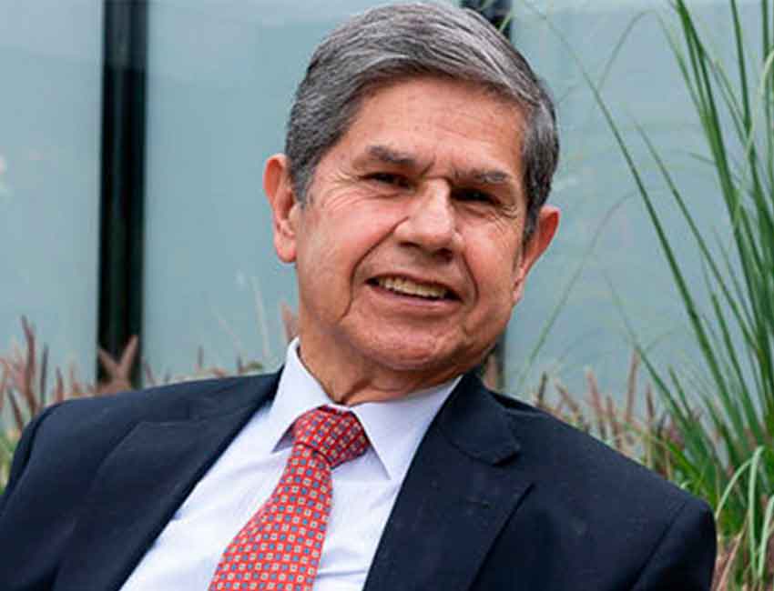 Carlos Eduardo Méndez: enseñar es mucho más que su trabajo, es su vida | Universidad del Rosario